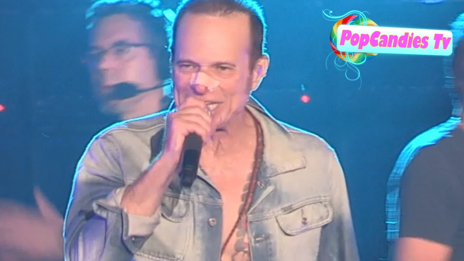 David Lee Roth apologizes for cutting his nose and delaying performance ...
